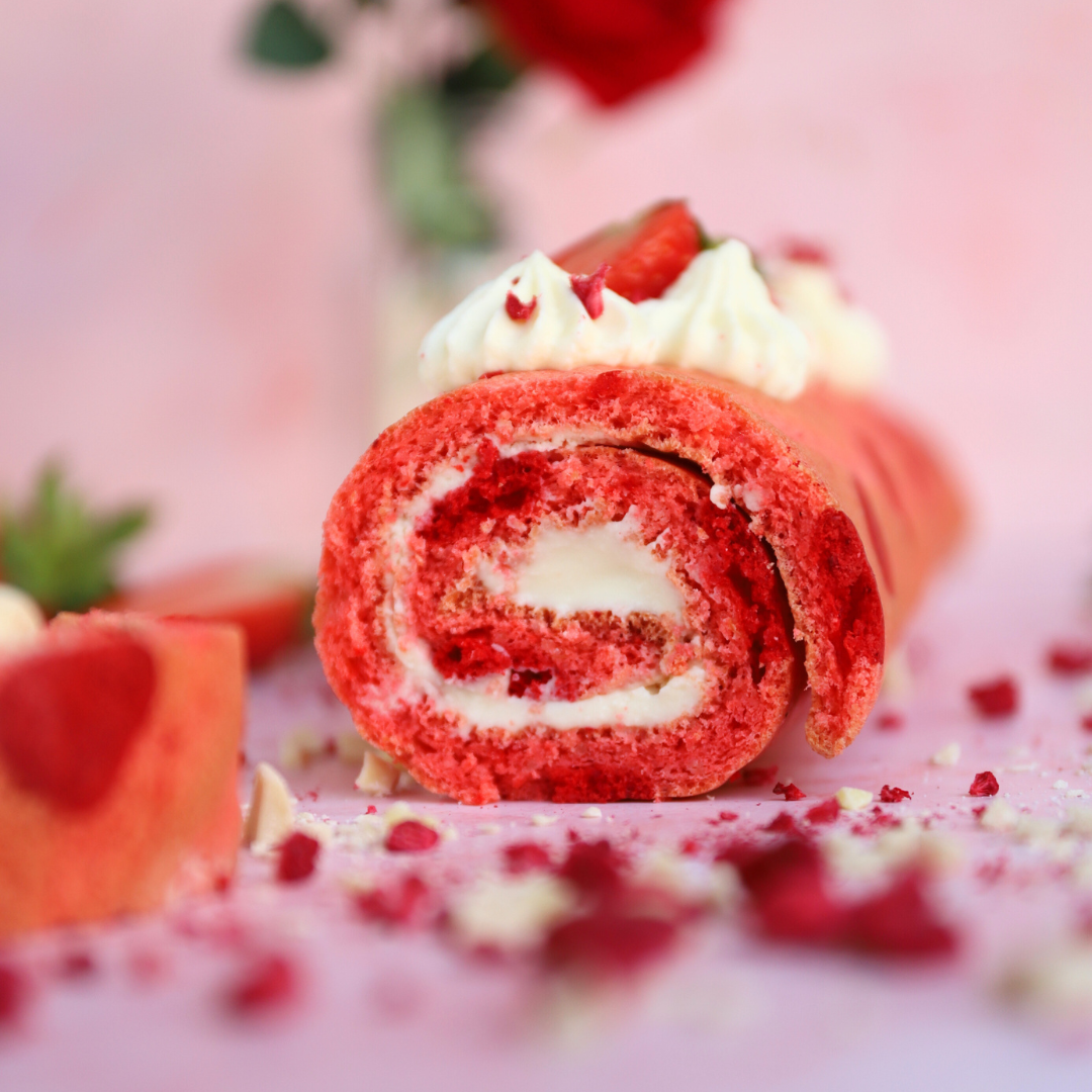 Pinke Low-Carb Biskuitrolle mit Herzen | Simply Keto