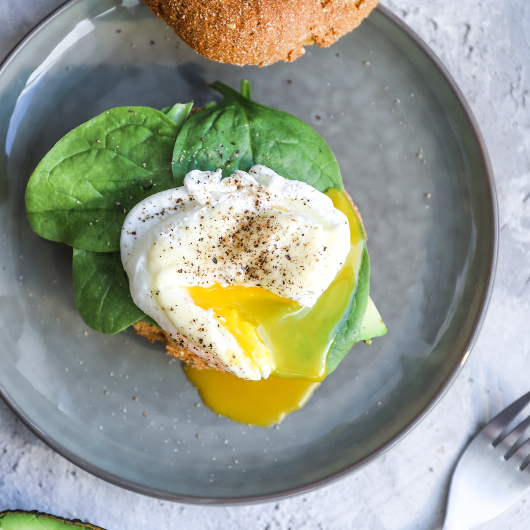 Royal Eggs Benedict mit Bagel | Simply Keto